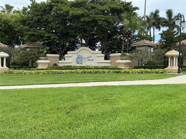 Luxury Villa for sale in Pembroke Pines, Florida