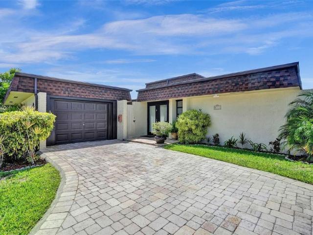 3 bedroom luxury Villa for sale in Tamarac, Florida