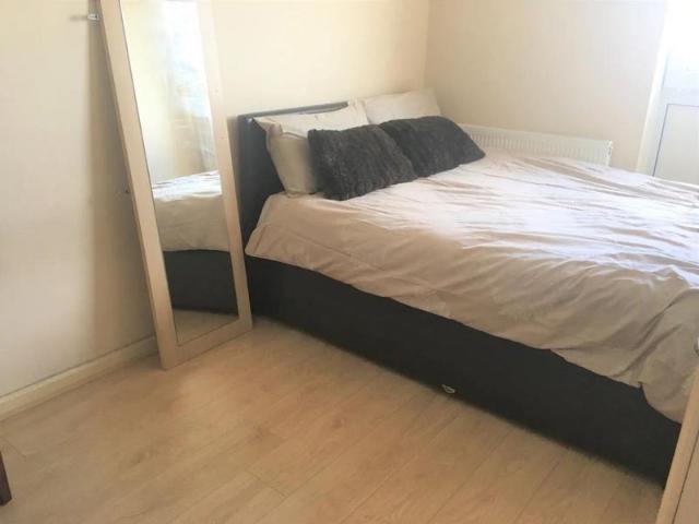 Lux Flat + Artificial Lake + Elizabeth Line+ River