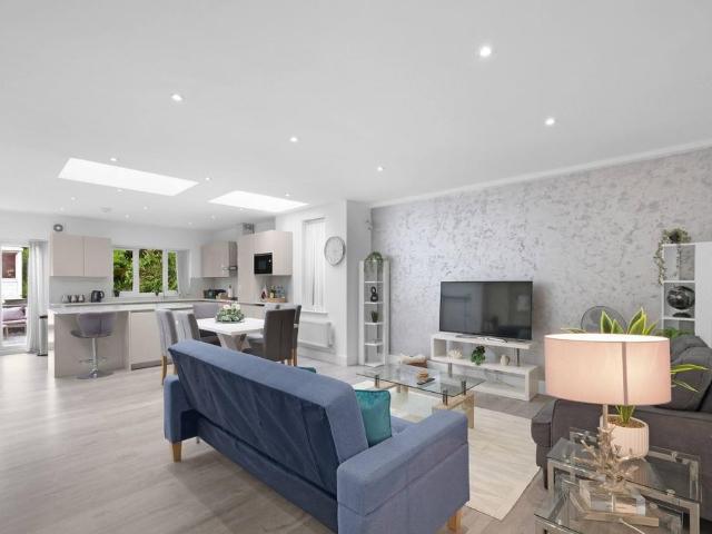 Lux UK HA8 Grove Rd 6 Z 3 bed semi detached house to rent £4,500 pcm £1,038 pw