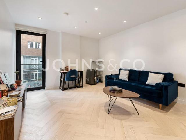 Luxe Tower, 12 Dock Street, E1 3 bed apartment to rent £4,550 pcm £1,050 pw