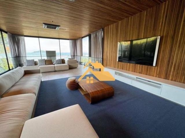 Luxo Absoluto Pé na Areia na Praia da Baleia: Casa Exclusiva com 6 Suítes e Design Sofisticado