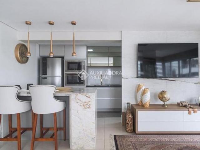LUXO! BELÍSSIMO APARTAMENTO TODO MOBILIADO NO CENTRO DE TORRES