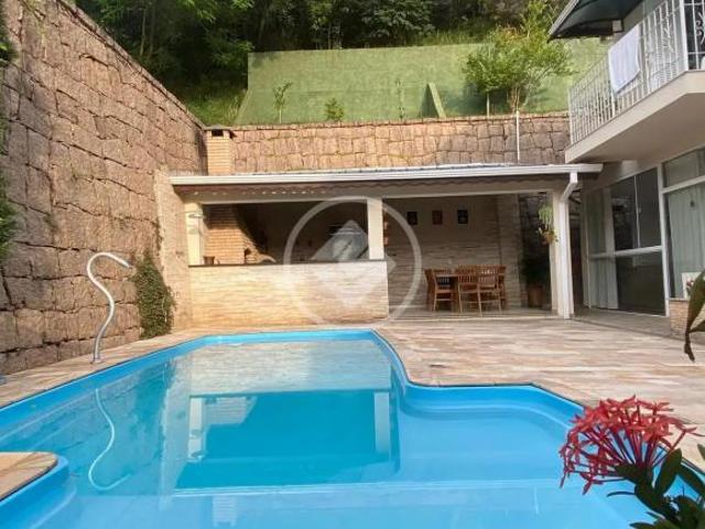Luxo, Conforto e Espaço: 4 Suítes + Piscina em 700m² de Terreno