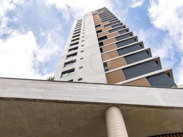 Luxo e Exclusividade no Champagnat: 3 Suítes Face Norte no Ed. Varanda