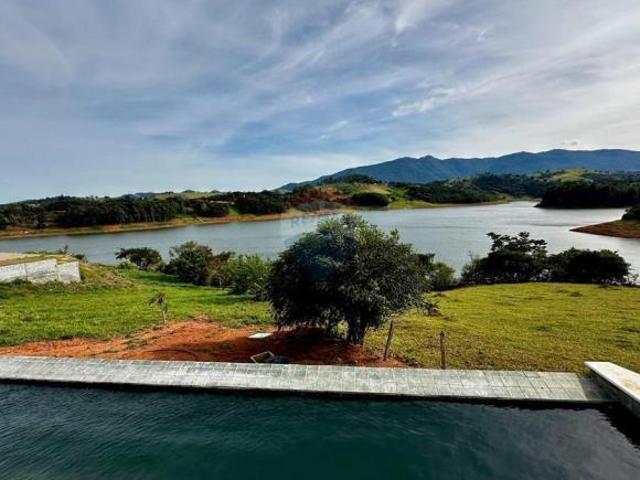 Luxo e Natureza: Casa de Sonho em Joanópolis Pé na água