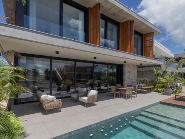 LUXO E SOFISTICAÇÃO COM VISTA PARA O LAGO NO CONDOMÍNIO SENSE