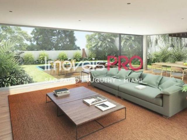 Luxo e Sofisticação no Coração de Alto de Pinheiros: Sua Nova Casa em Condomínio Exclusivo