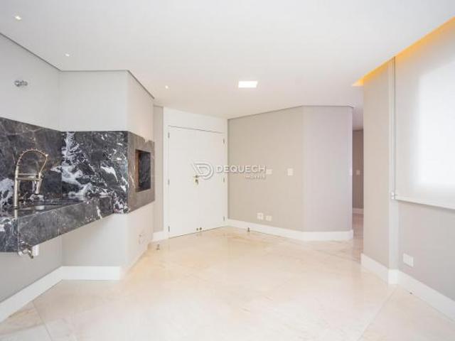 Luxo em frente ao Clube Curitibano, quatro suites