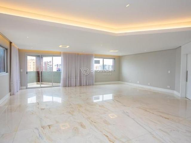 Luxo em frente ao Clube Curitibano, quatro suites