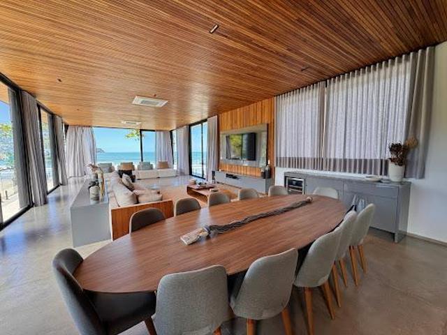 Luxo Pé na Areia na Praia da Baleia: Mansão com 6 Suítes, Piscina, Jacuzzi e Vista Total para o Mar