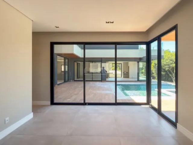 Luxo, tecnologia e uma vista de tirar o fôlego! Luxuosa Casa 5 SUÍTES com 630 m² de Construção Con