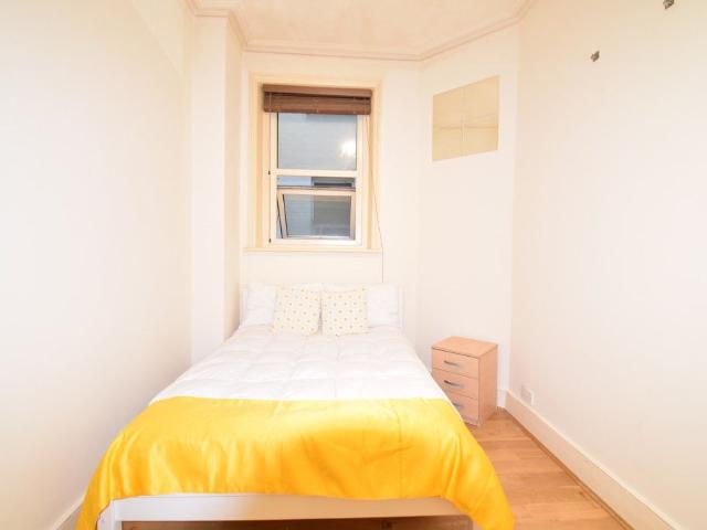 Lymington Road, London NW6, Room to rent, £1,083 pcm | PrimeLocation