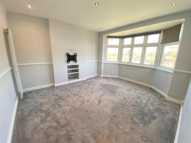 Lynton Crest, Potter Bar EN6 2 bed maisonette to rent £1,750 pcm £404 pw