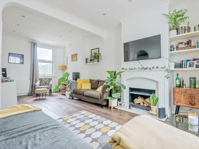 Lynton Road Bermondsey SE1 2 bed terraced house to rent £3,100 pcm £715 pw