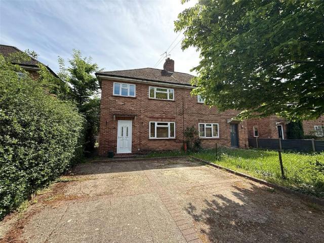 Lynwood Avenue, Surrey TW20 4 bed house to rent £3,000 pcm £692 pw