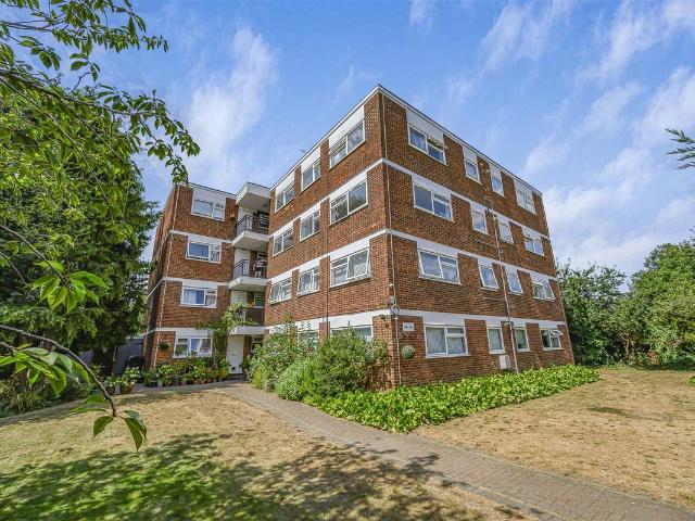Lynwood Close, London E18, Studio to rent, £1,300 pcm | PrimeLocation