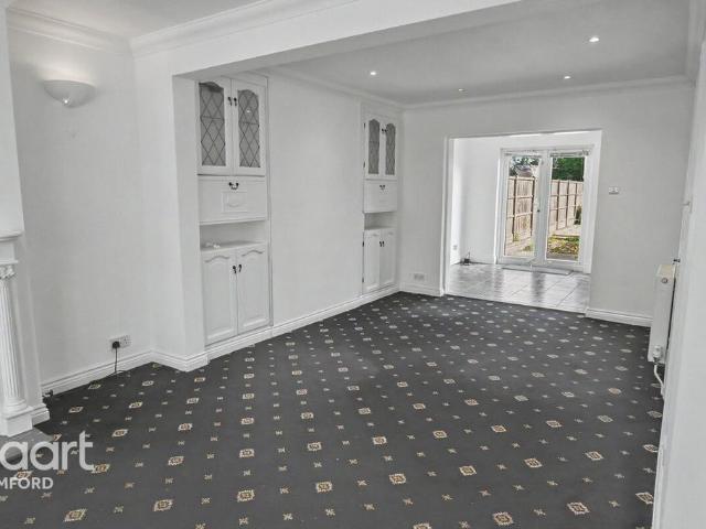 Lynwood Drive, ROMFORD 3 bed semi detached house to rent £2,350 pcm £542 pw