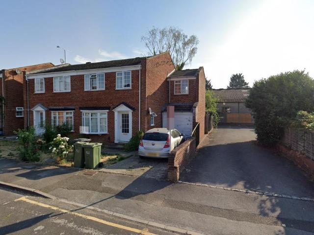 Lynwood, Guildford 4 bed end of terrace house to rent £2,600 pcm £600 pw