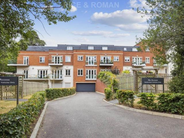 Lynwood Village, Ascot SL5 2 bed retirement property to rent £3,500 pcm £808 pw