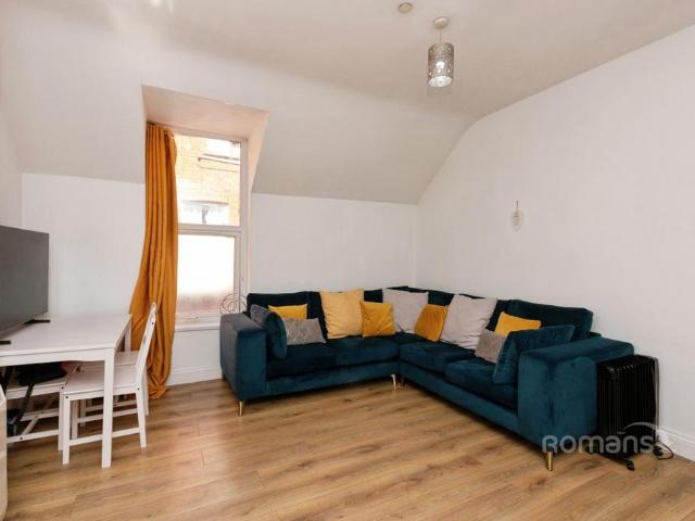 Lynchford Road, Farnborough. 1 bed flat to rent £1,000 pcm £231 pw