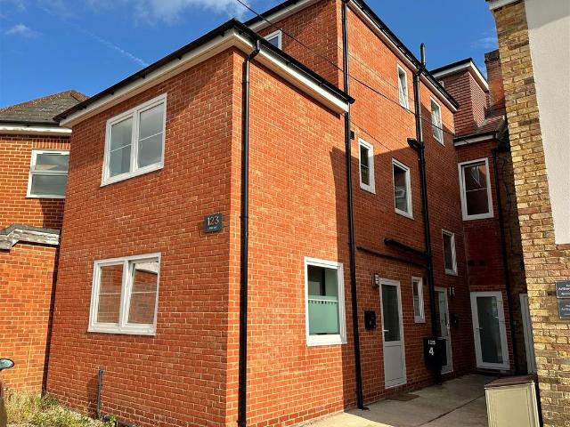 Lynchford Road, Farnborough GU14, 2 bed flat to rent, £1,400 pcm | PrimeLocation