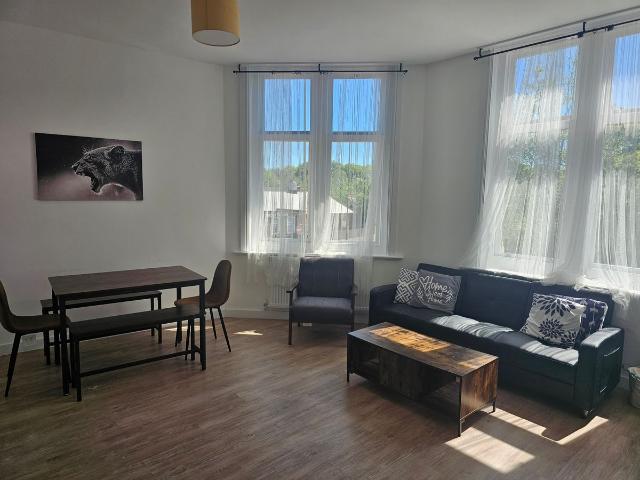 Lynchford Road, Farnborough GU14, 2 bed flat to rent, £1,550 pcm | PrimeLocation