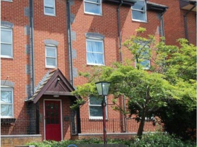 Lynden Mews, Reading RG2, 2 bed flat to rent, £1,250 pcm | PrimeLocation