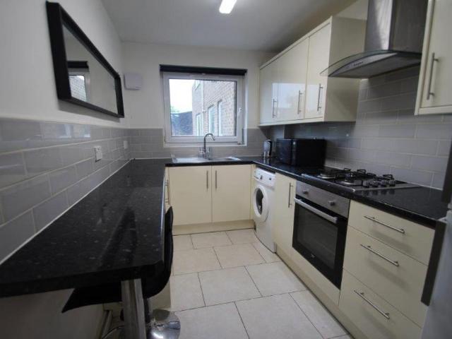 Lyndhurst Court, Stoneygate, Leicester 2 bed flat to rent £1,000 pcm £231 pw