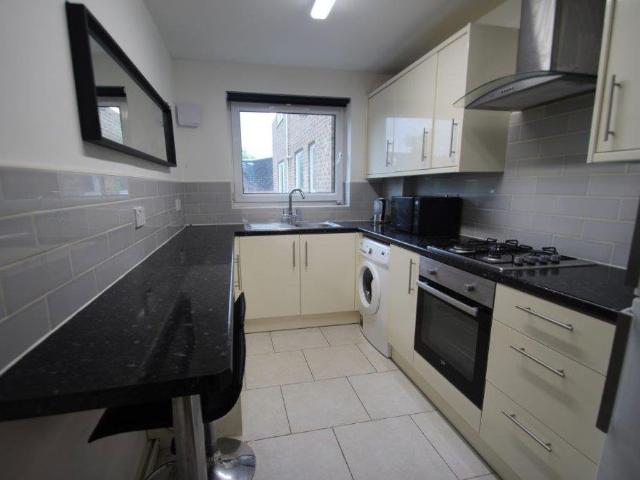 Lyndhurst Court, Stoneygate, Leicester LE2, 2 bed flat to rent, £1,000 pcm | PrimeLocation