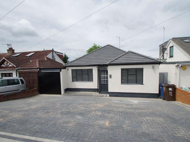 Lyndhurst Gardens, Pinner HA5, 2 bed bungalow to rent, £2,450 pcm | PrimeLocation