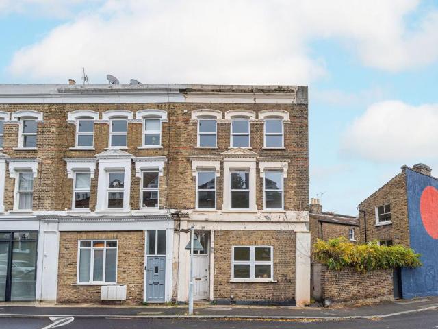 Lyndhurst Grove, Peckham, London, SE15 3 bed flat to rent £2,900 pcm £669 pw
