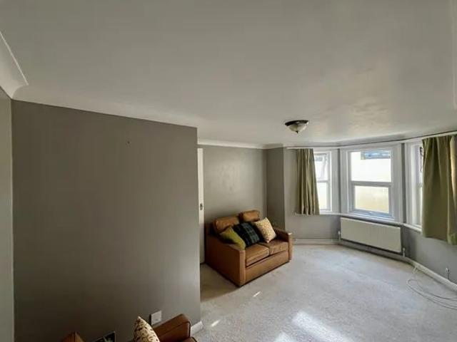 Lyndhurst Road, Worthing, BN11 1 bedroom flat to rent