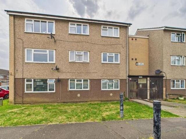 Lyndhurst Road, Corringham, 2 Bedroom Flat