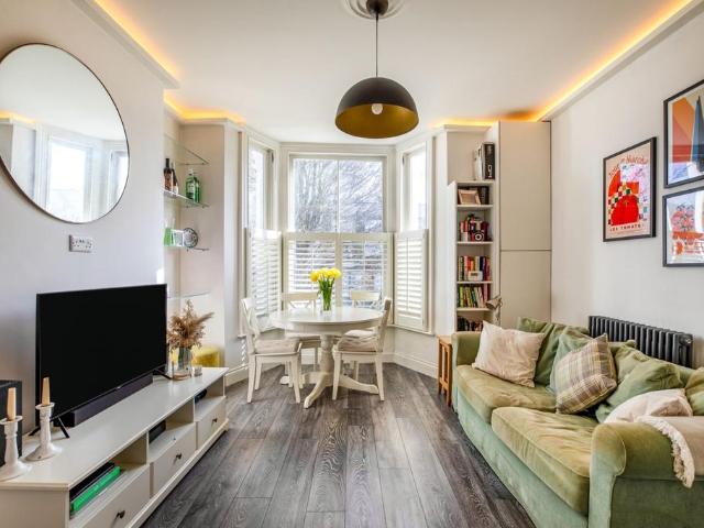 Lyndhurst Way Peckham SE15 1 bed flat to rent £2,000 pcm £462 pw
