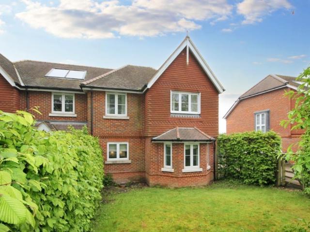 LYNGARTH CLOSE, GREAT BOOKHAM, KT23 4 bed semi detached house to rent £2,995 pcm £691 pw