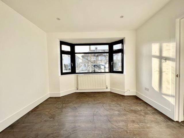 Lynhurst Crescent, Hillingdon, UB10 4 bed terraced house to rent £2,900 pcm £669 pw