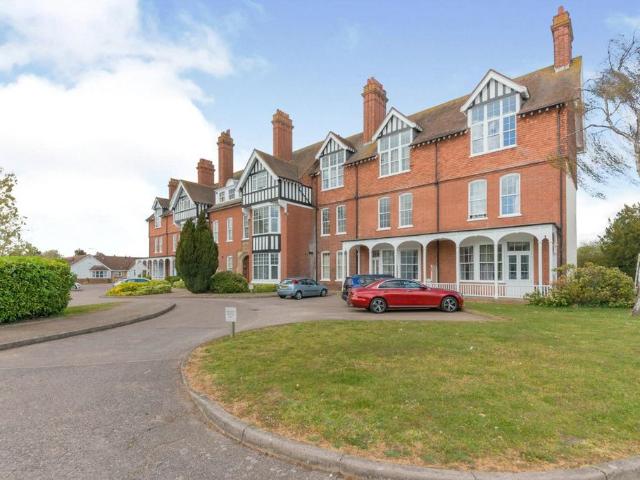 Lyon Close, Clacton on Sea, Essex, CO15 2 bed flat to rent £1,050 pcm £242 pw