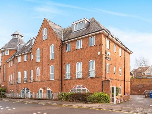 Lyon Court, Hitchin SG4 2 bed flat to rent £1,600 pcm £369 pw