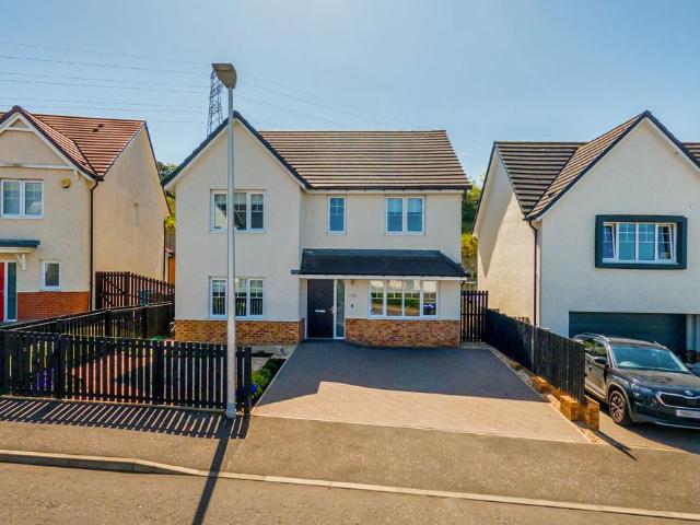 Lyon Crescent, Barrhead, Glasgow. 4 bed detached house to rent £2,395 pcm £553 pw
