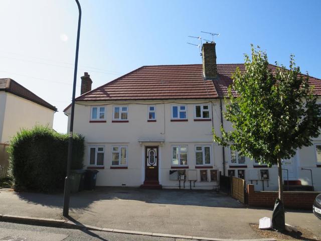 Lyon Park Avenue, Wembley, Middlesex HA0 3 bed maisonette to rent £2,400 pcm £554 pw