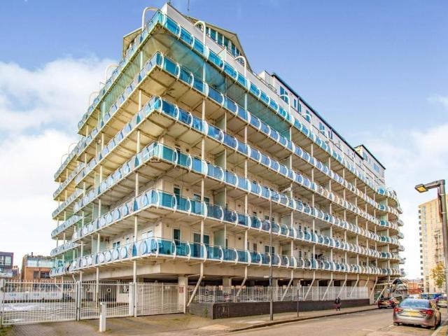 Lyon Road, Harrow 2 bed apartment to rent £1,750 pcm £404 pw
