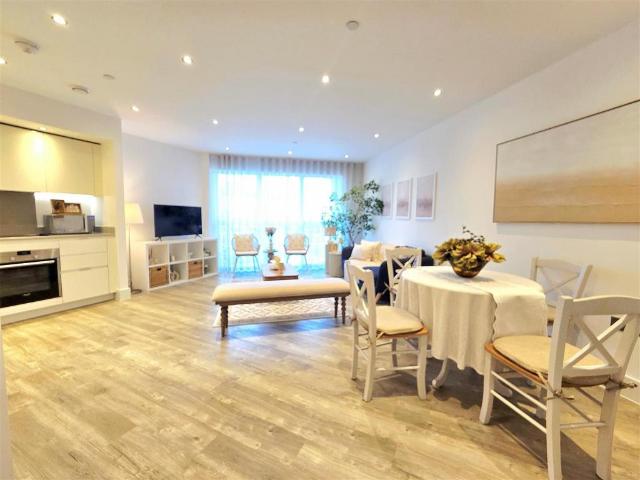 Lyon Road, Harrow 2 bed flat to rent £2,200 pcm £508 pw