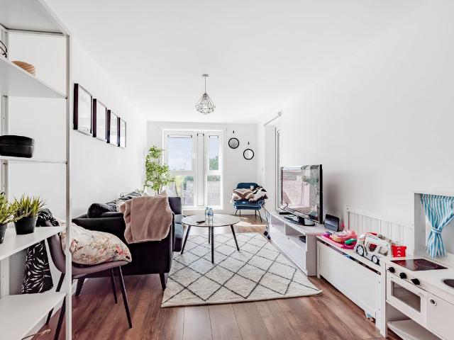 Lyons Way, Slough, Berkshire SL2, 2 bed flat to rent, £1,400 pcm | PrimeLocation