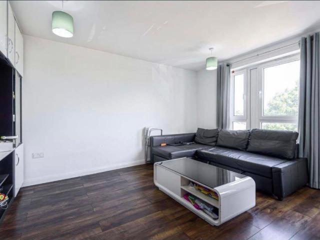 Lyons Way, Slough SL2, 1 bed flat to rent, £1,300 pcm | PrimeLocation