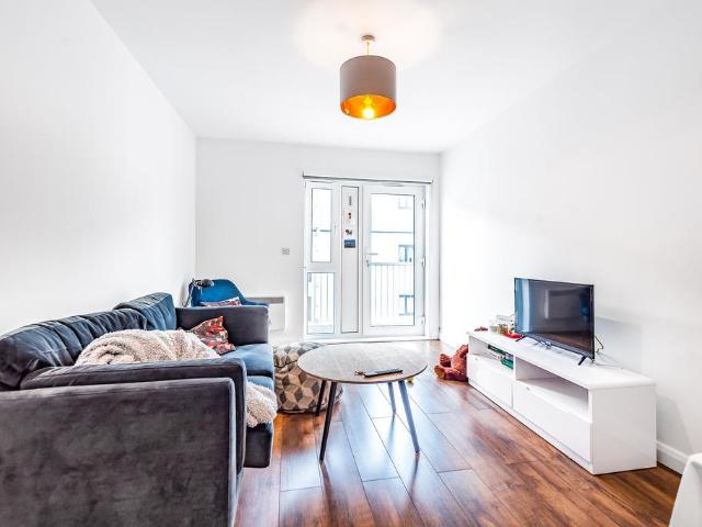 Lyons Way, Slough, SL2 3 bed flat to rent £1,650 pcm £381 pw
