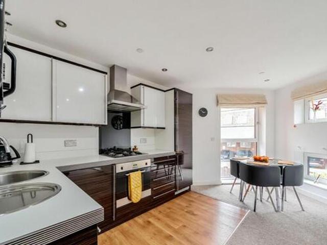 Lyons Crescent, Tonbridge, 2 Bedroom Apartment