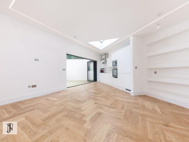 Lyonsdown Road, Whetstone EN5, 2 bed detached bungalow to rent, £2,500 pcm | PrimeLocation