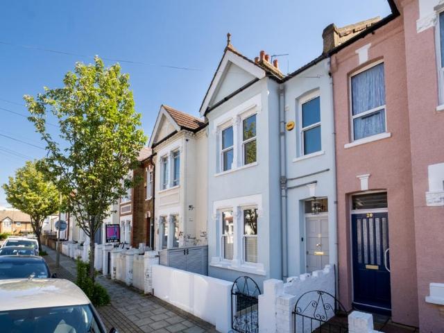 Lydden Grove London SW18 4 bed terraced house to rent £4,500 pcm £1,038 pw