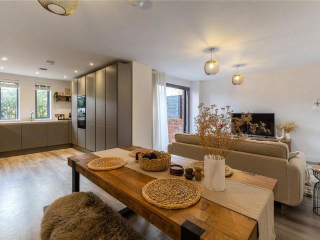 Lypiatt Road, Cheltenham. 2 bed apartment to rent £1,850 pcm £427 pw
